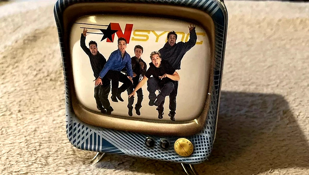 NSYNC COLLECTIBLE TIN TV BANK BY ZEEKS – DUDECAPZ BEANIE STORE